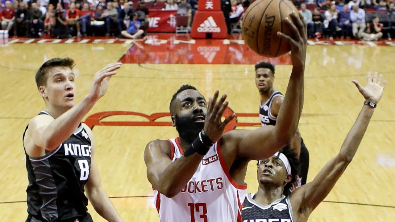 Harden zaznamenal pátý 50bodový triple double a v kariéře nastřílel už ...