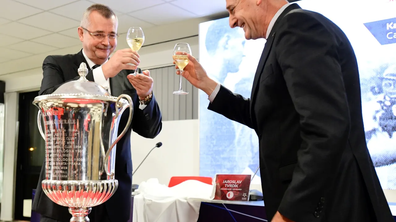 Muzeum Slavie má novou trofej – repliku Středoevropského poháru — ČT ...