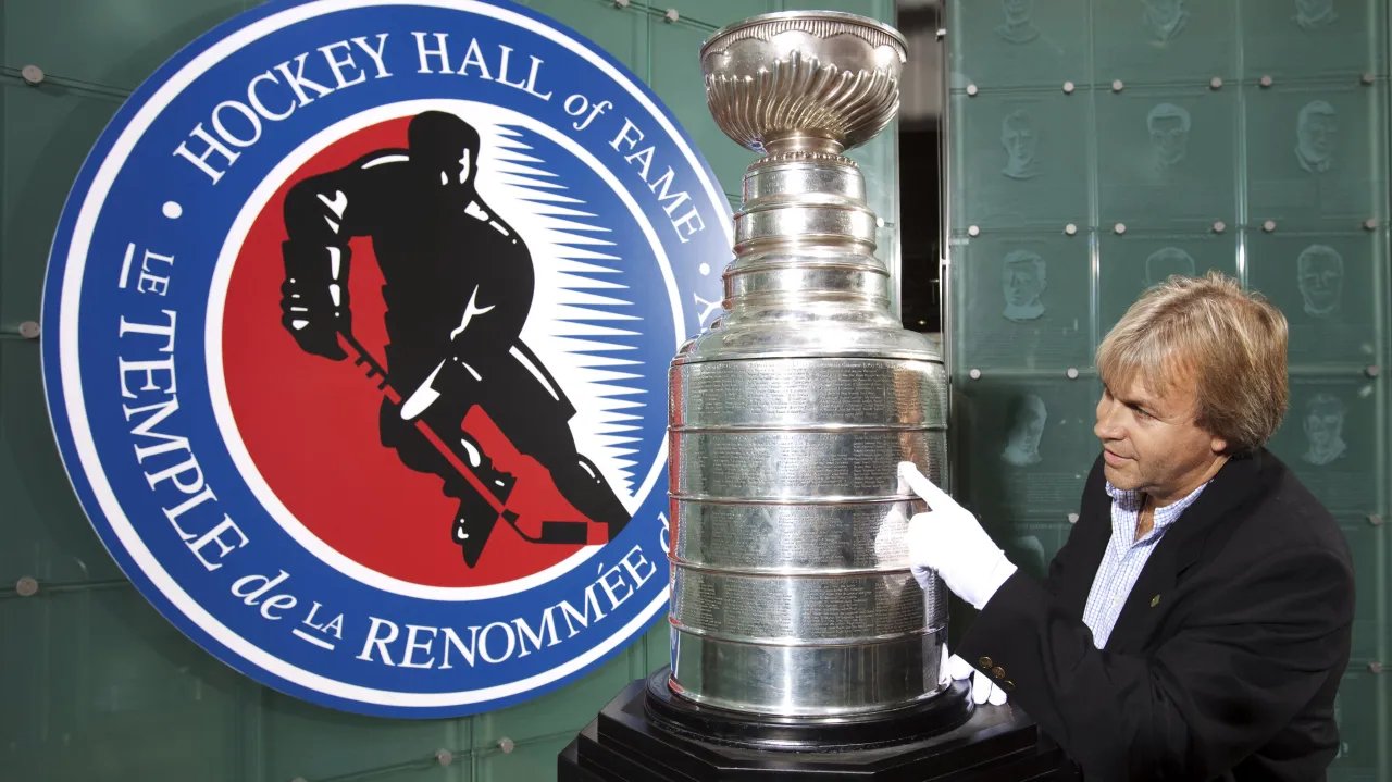 Už 35 let se stará o Stanley Cup. Miluju to, byli jsme s pohárem už ve ...