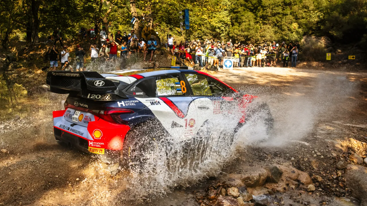 Tänak se drží v čele Japonské rallye, Neuville se posunul na sedmou ...