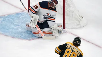 Pastrňák: gól, nahrávka, ale porážka. Zato Rittichova premiéra v ...