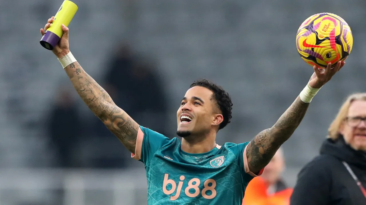 Kluivert sestřelil hattrickem Newcastle, Núñez spasil Liverpool a ...
