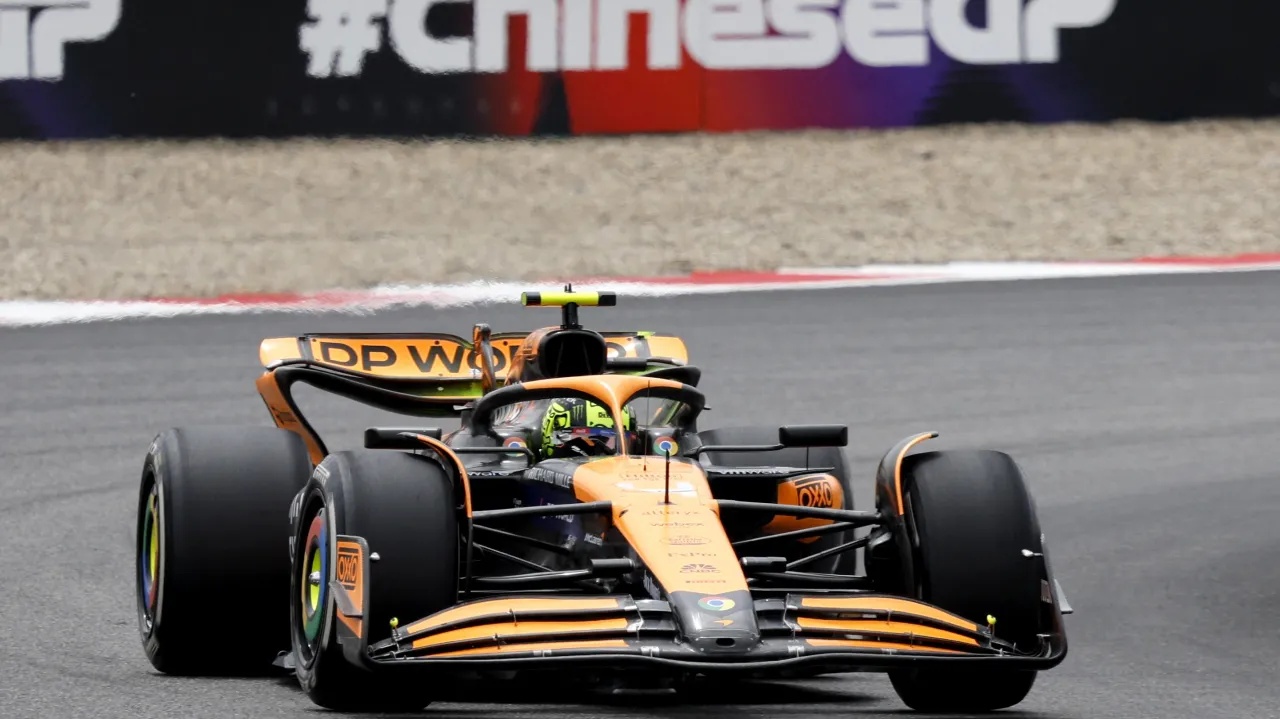 Deštivou kvalifikaci na sprint F1 v Číně vyhrál Norris před Hamiltonem ...