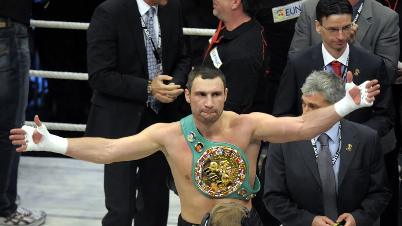 Vitalij Kličko obhájil titul WBC, knokautoval Solíse v 1. kole — ČT ...