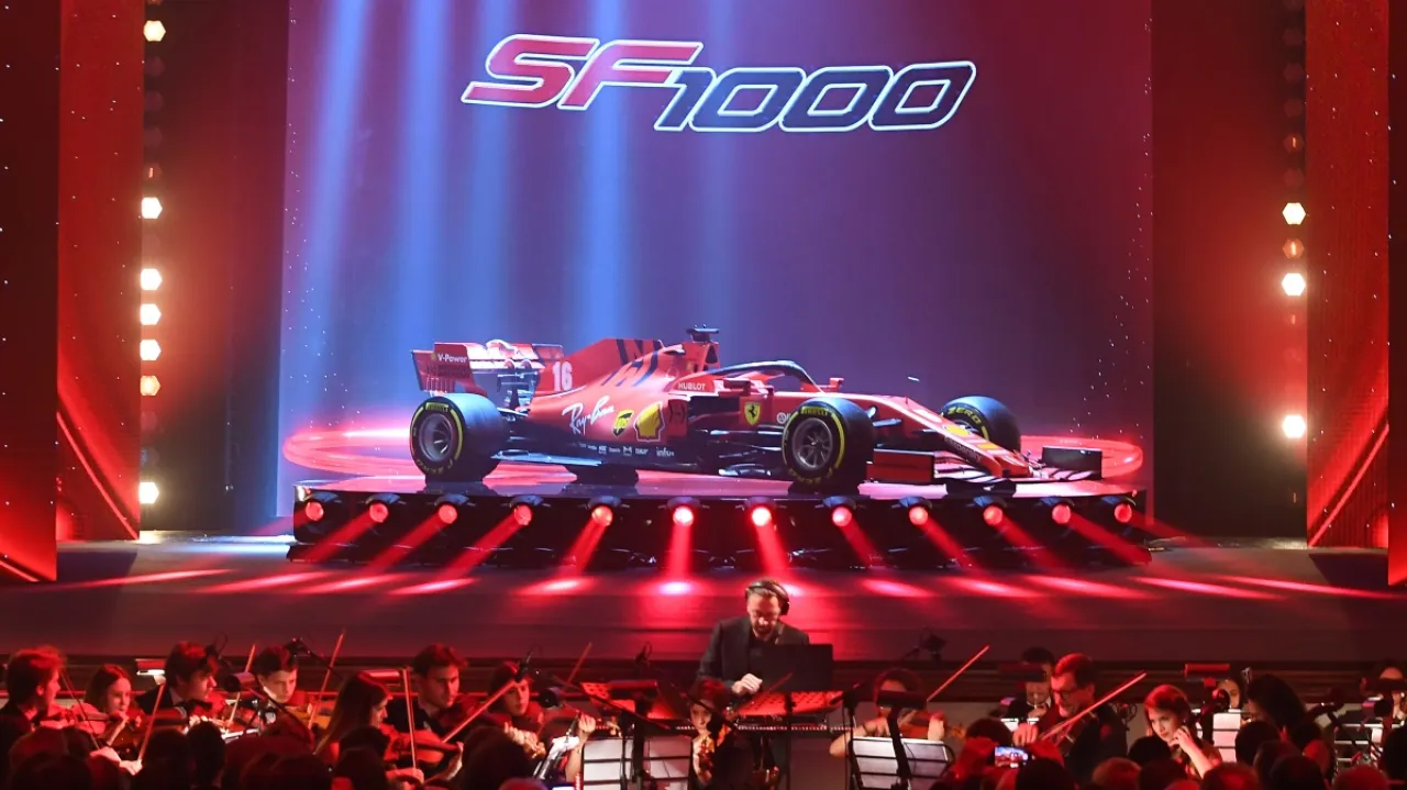 V hlavní roli Ferrari. Stáj ukázala vůz, který má ve F1 ukončit vládu ...