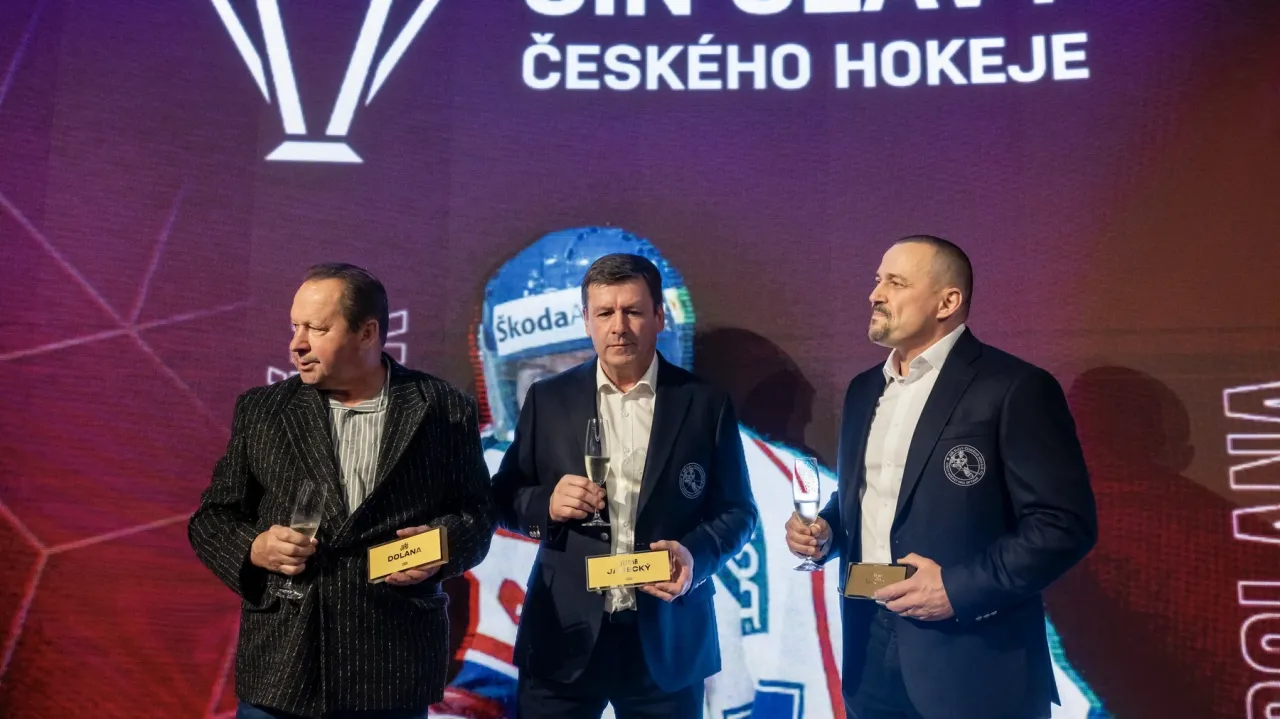Do hokejové Síně slávy byli uvedeni Ujčík, Janecký a in memoriam Dolana ...
