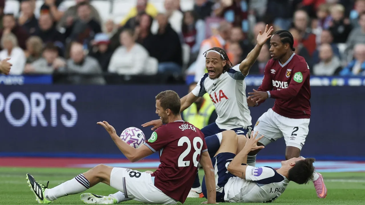 Souček byl za šlapák vyloučen a West Ham prohrál derby. Krejčí ...