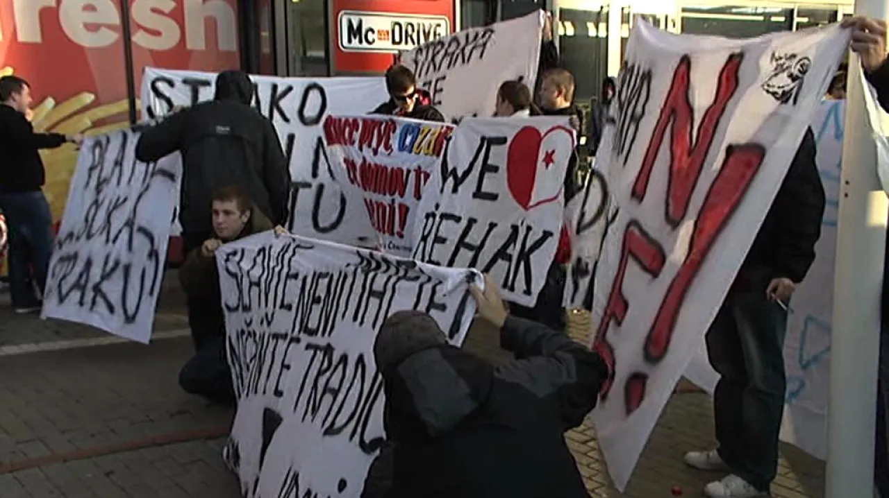 Slávisté protestovali proti angažování trenéra Straky — ČT sport ...