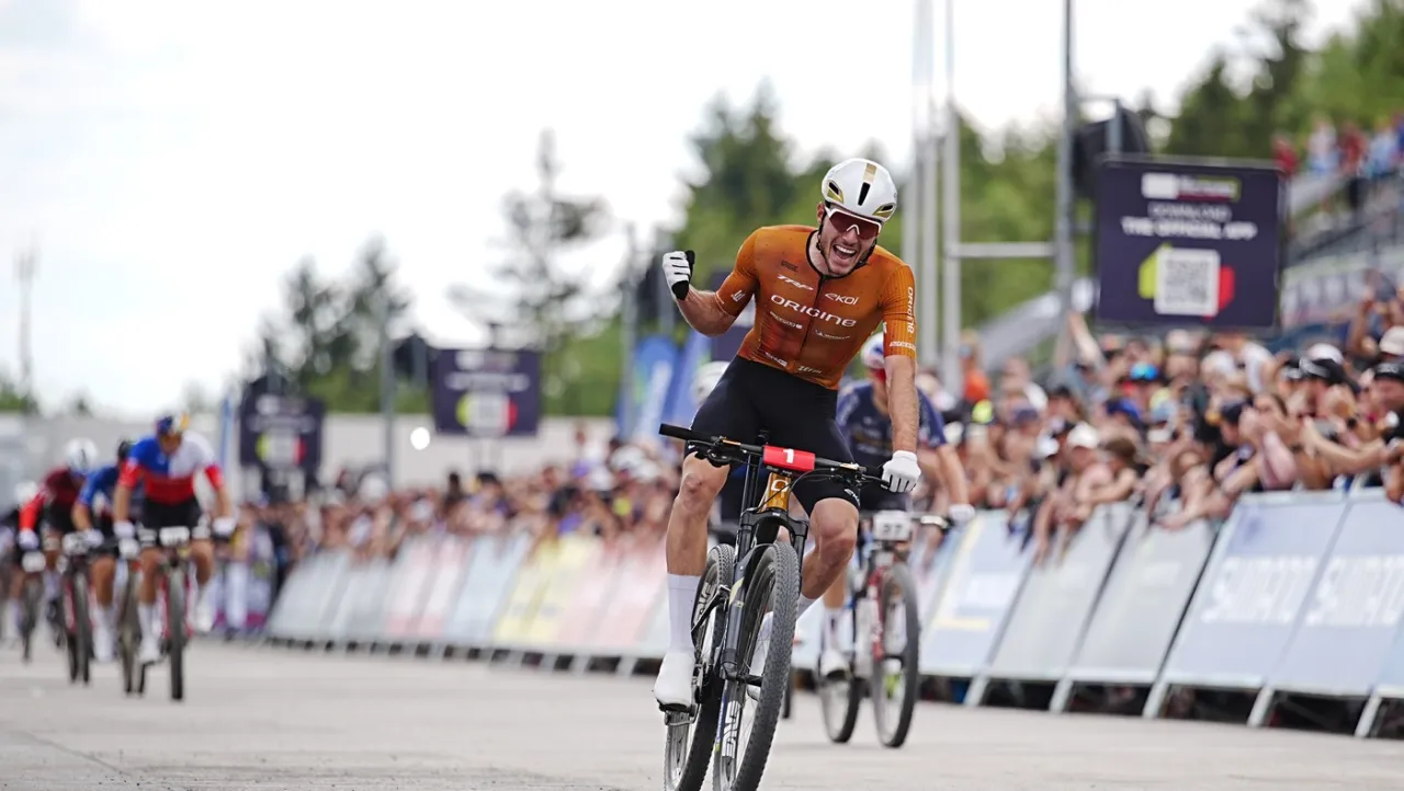 Azzaro přespurtoval Pidcocka, mezi ženami vyhrála short track v Novém ...