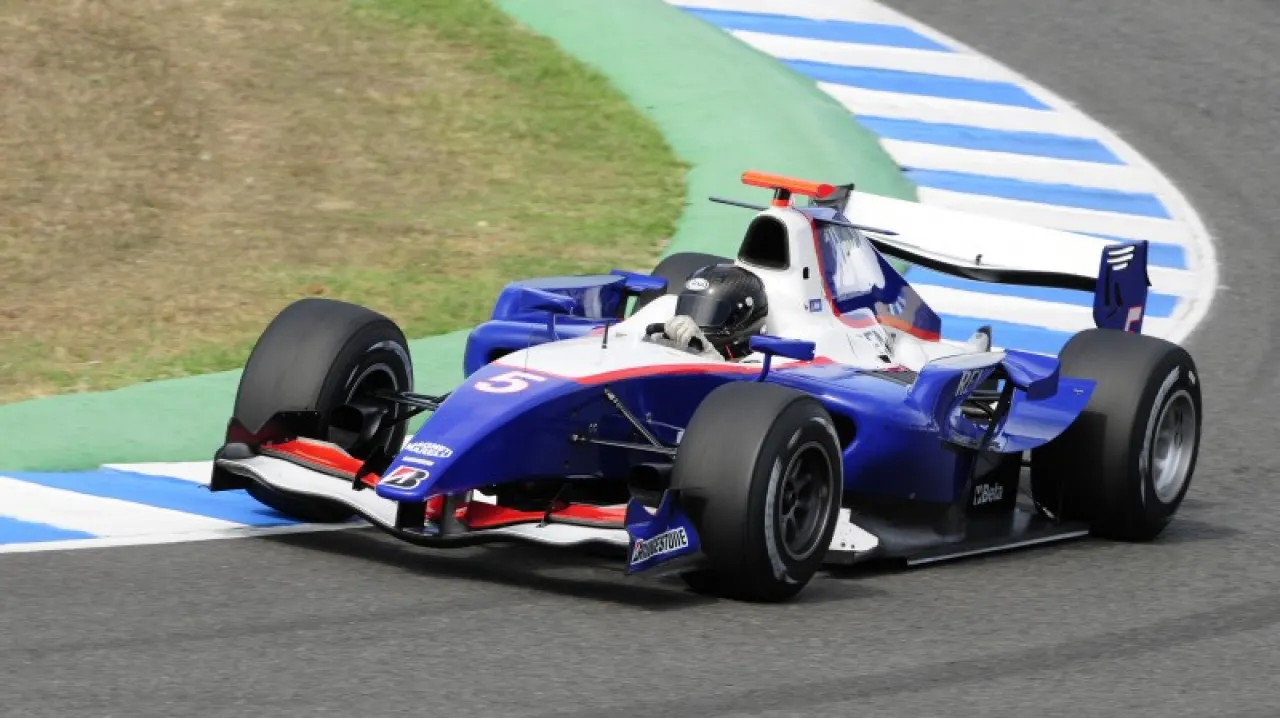 Jezdec formule Král měl ve druhém závodu GP2 vážnou nehodu — ČT sport ...